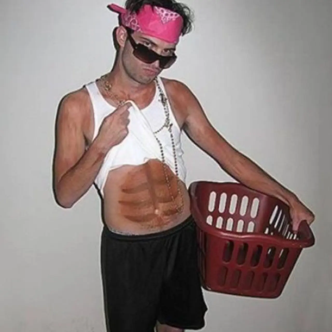 6 Kelakuan Orang Tempel Makanan di Perutnya Agar Six Pack Ini Kocak ...