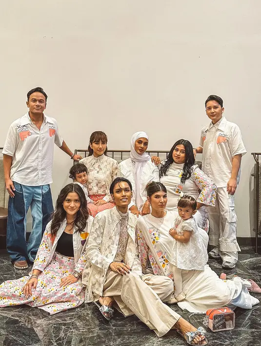 Potret Paula Verhoeven Cantik Berhijab Setelah Umrah - Foto Liputan6.com