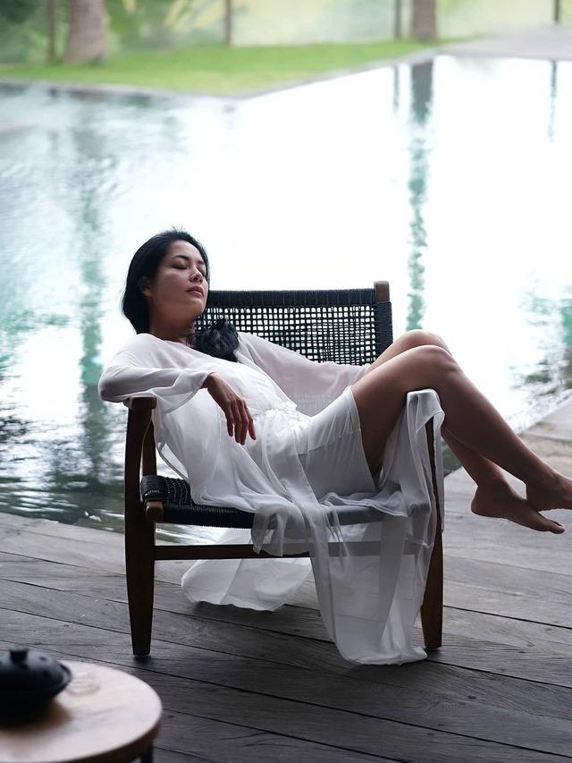 6 Potret Lulu Tobing Awet Muda, Kulit Glowing-nya Bikin Silau Feby ...