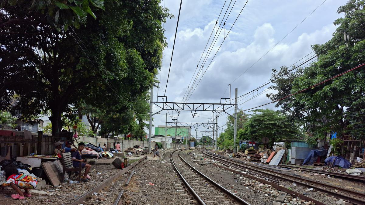 Warga Pinggiran Rel Senen Direlokasi, Ini Reaksi Pramono