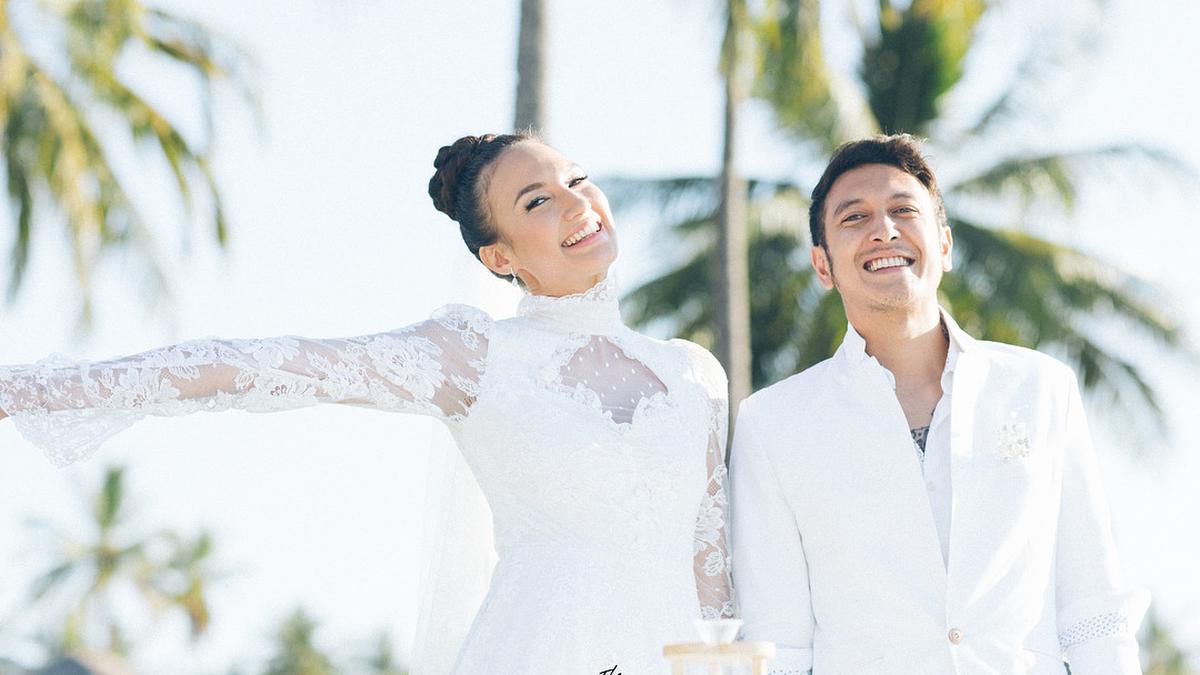 Bahagia, Nadine Chandrawinata dan Dimas Anggara Pamer Foto Ciuman - ShowBiz Liputan6.com