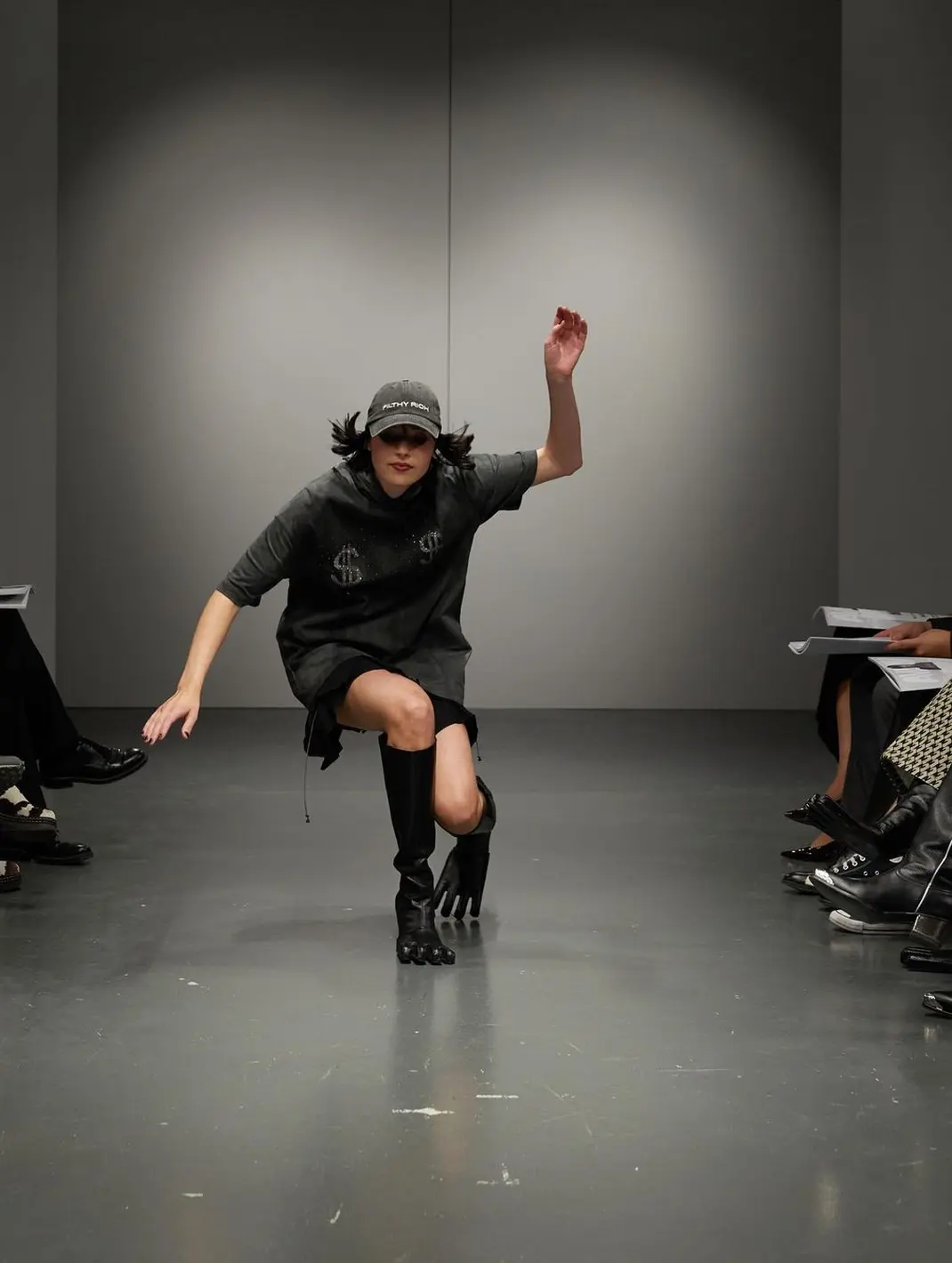 10 Potret Semua Model Terpeleset dan Jatuh di Runway Unik Milan Fashion ...