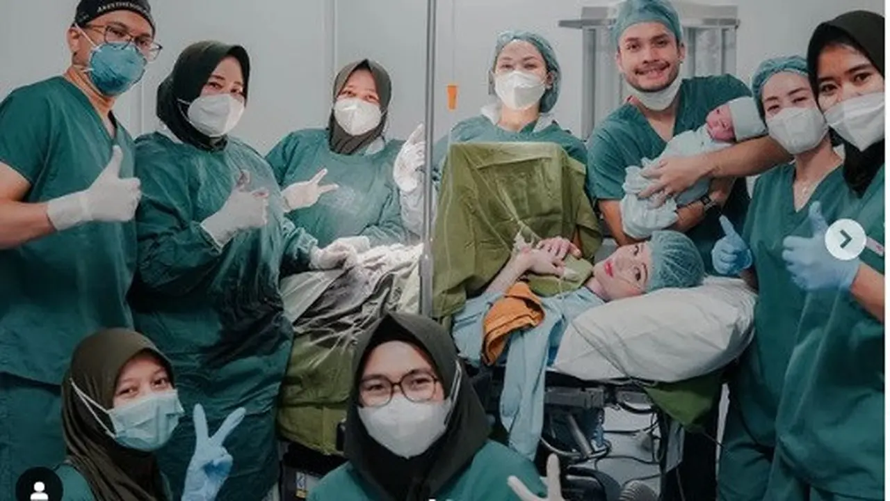 Randy Pangalila Dikaruniai Anak Kedua, Berikan Pesan Manis untuk Istri - Entertainment Fimela.com