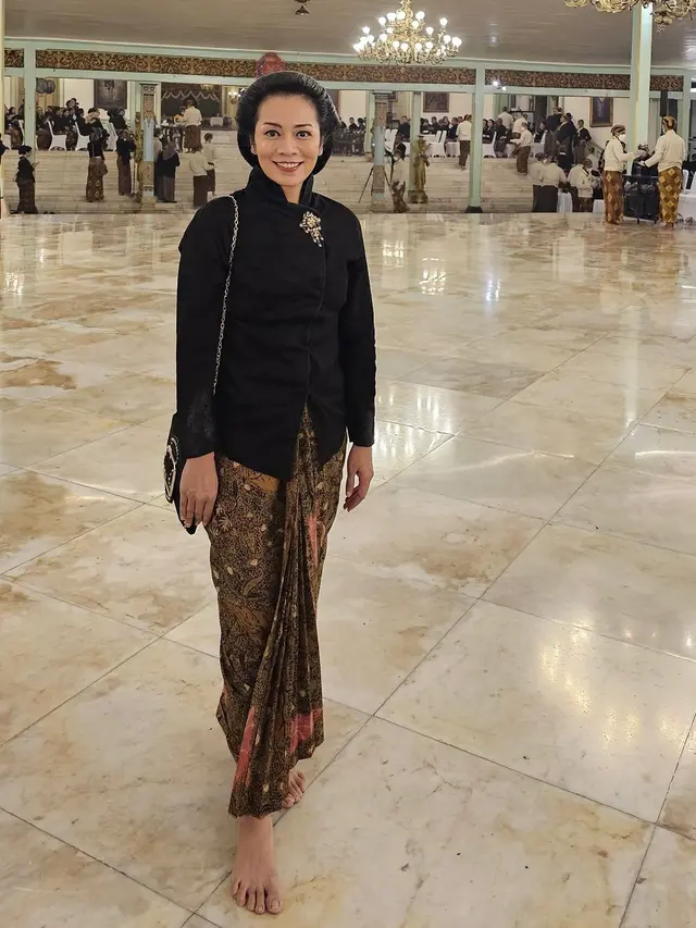 6 Potret Dewi Lestari di Puro Mangkunegaran Tampil Kasual hingga Berkebaya, Disebut Putri Solo ...