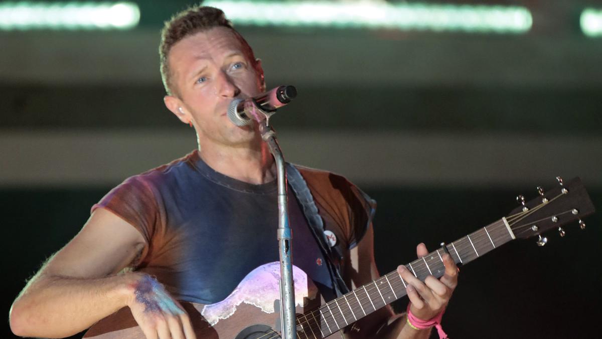 Cerita Hangat Penggemar Dibantu Chris Martin Saat Kesulitan Jalan ...