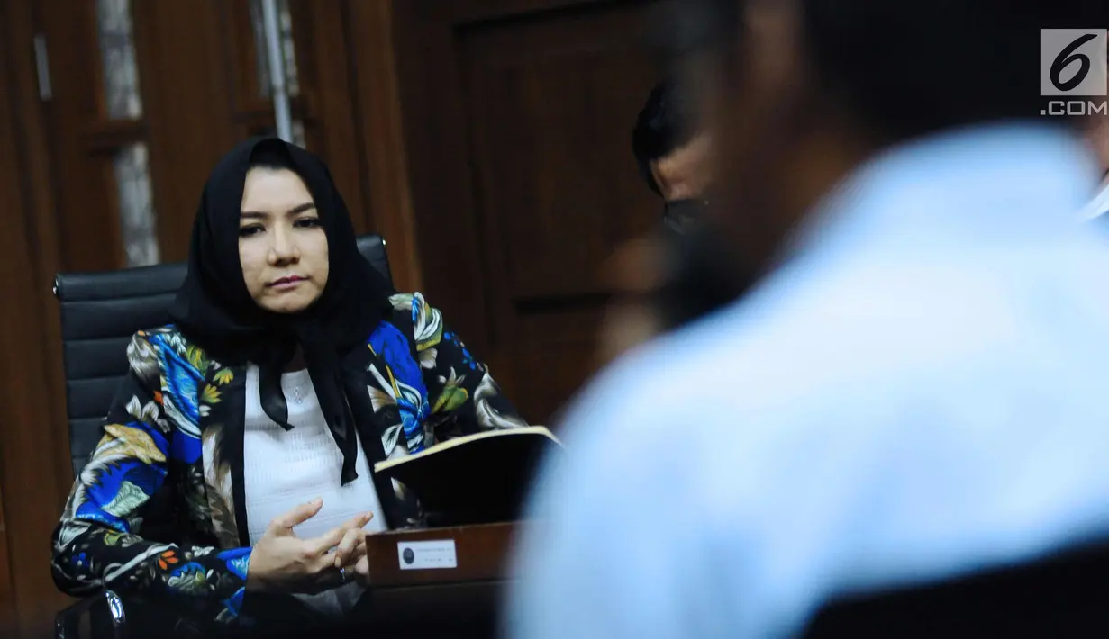 FOTO: Ekspresi Bupati Cantik Rita Widyasari Saat Dengarkan Keterangan ...