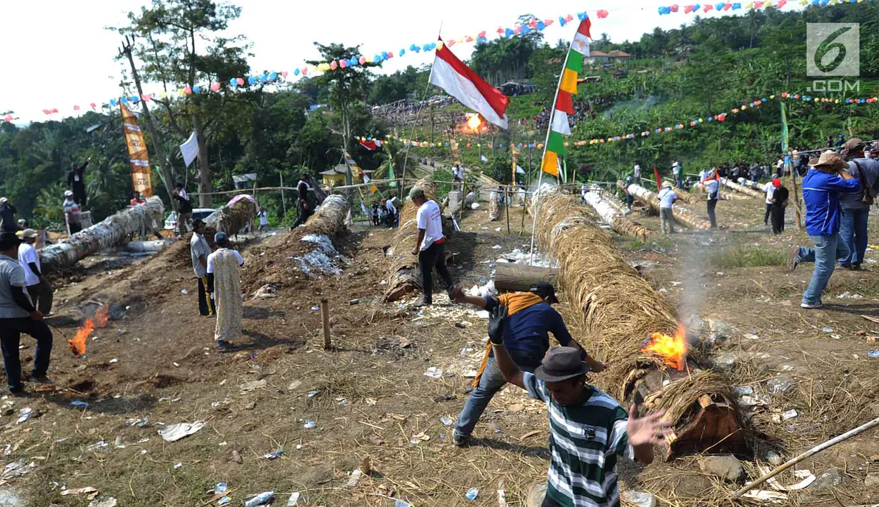 FOTO: Seru, Warga Bogor Perang Meriam Karbit - Foto Liputan6.com