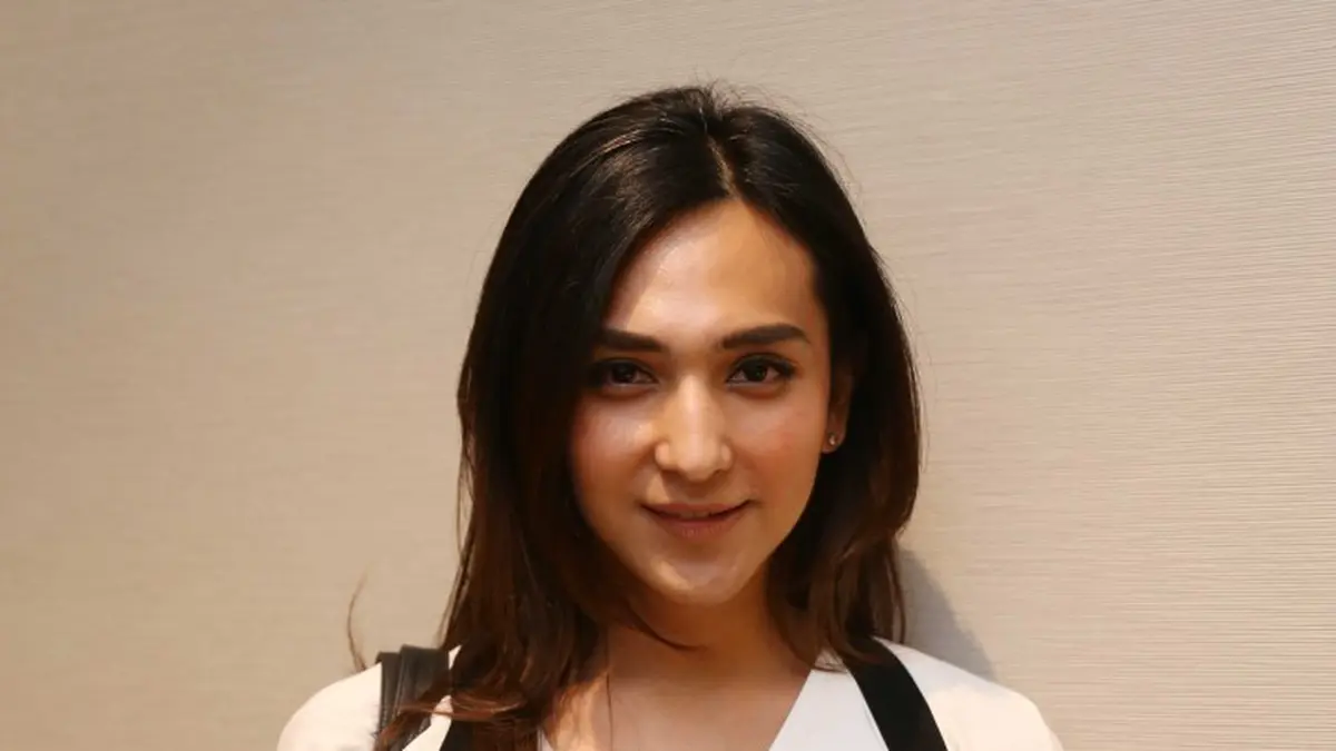 Meski Dicaci, Dena Rachman Tetap Tegar - Entertainment Fimela.com