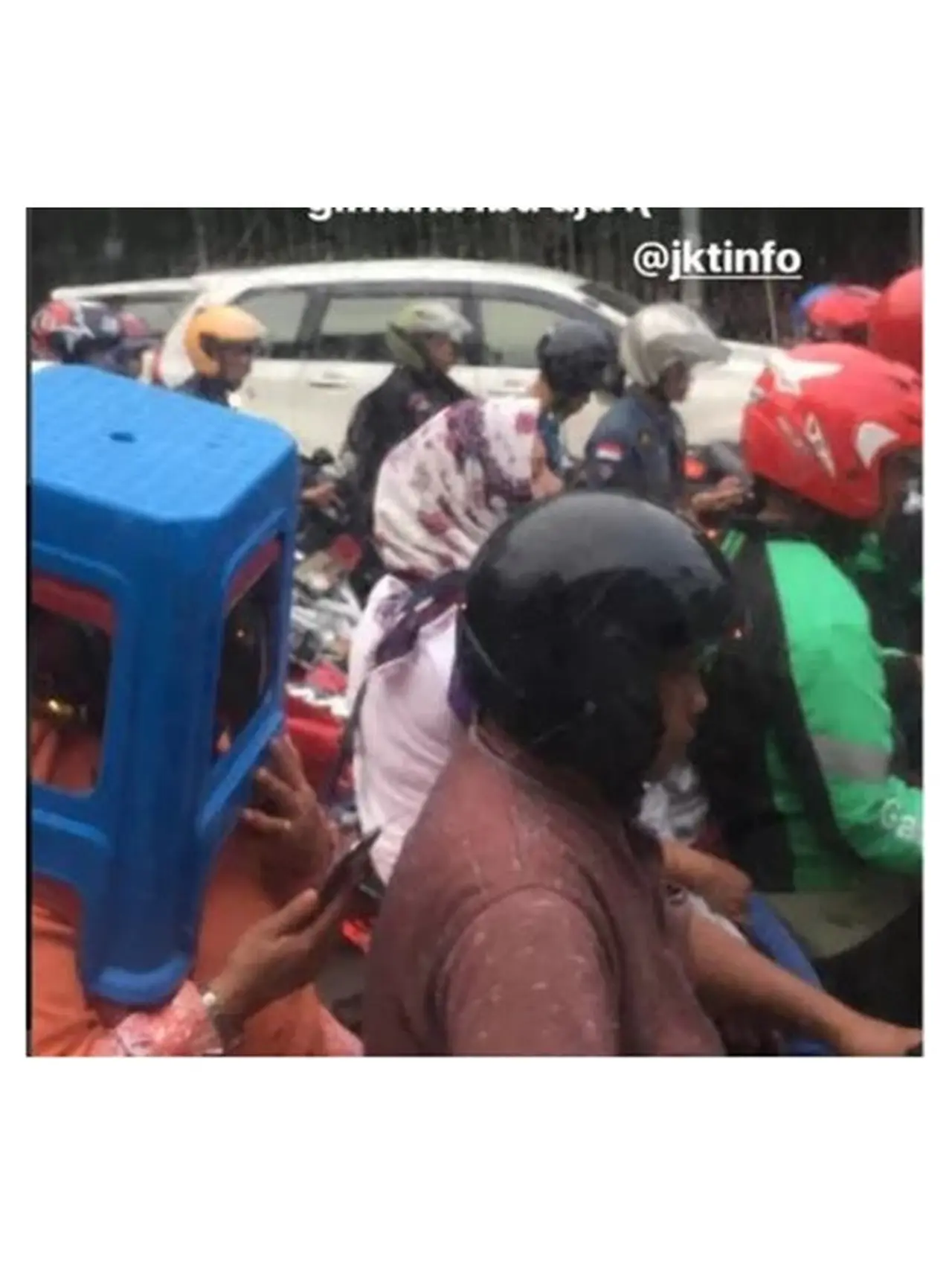 6 Aksi Emak-Emak Pakai Benda Pengganti Helm Ini Nyeleneh, Kocak - Hot Liputan6.com