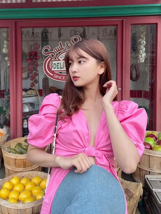 FOTO: Hitomi Inoue Pakai Outfit Pink, Warna Favorit saat Hangout - Foto ...