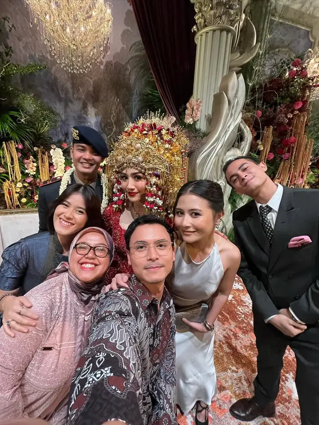 6 Potret Kedekatan Prilly Latuconsina dan Omara Esteghlal, Momen Manis Disorot - Hot Liputan6.com