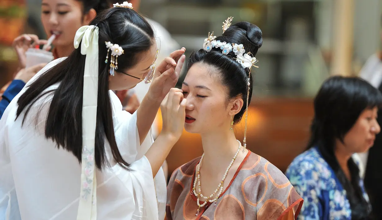 FOTO: Pesona Model Bergaya dalam Balutan Busana Tradisional China ...