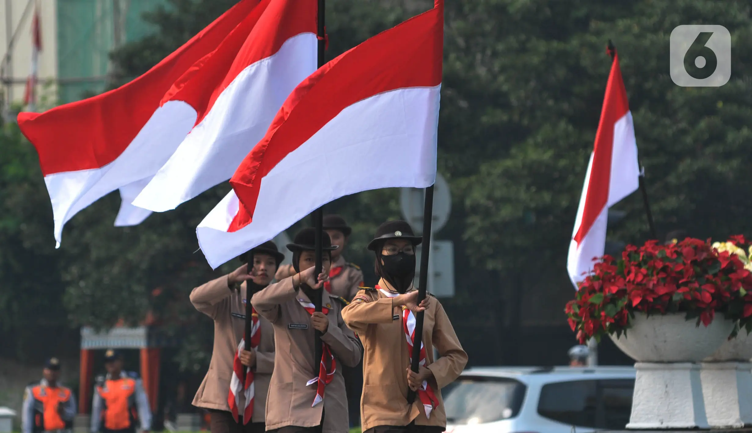 Upacara Pengibaran Bendera Merah Putih dalam Rangka Bulan Kebangsaan di Bundaran HI - Foto ...