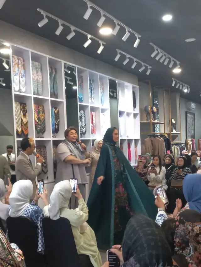Ivan Gunawan Hadirkan Koleksi Raya 2025, Tampil Mewah Ala Kerajaan ...