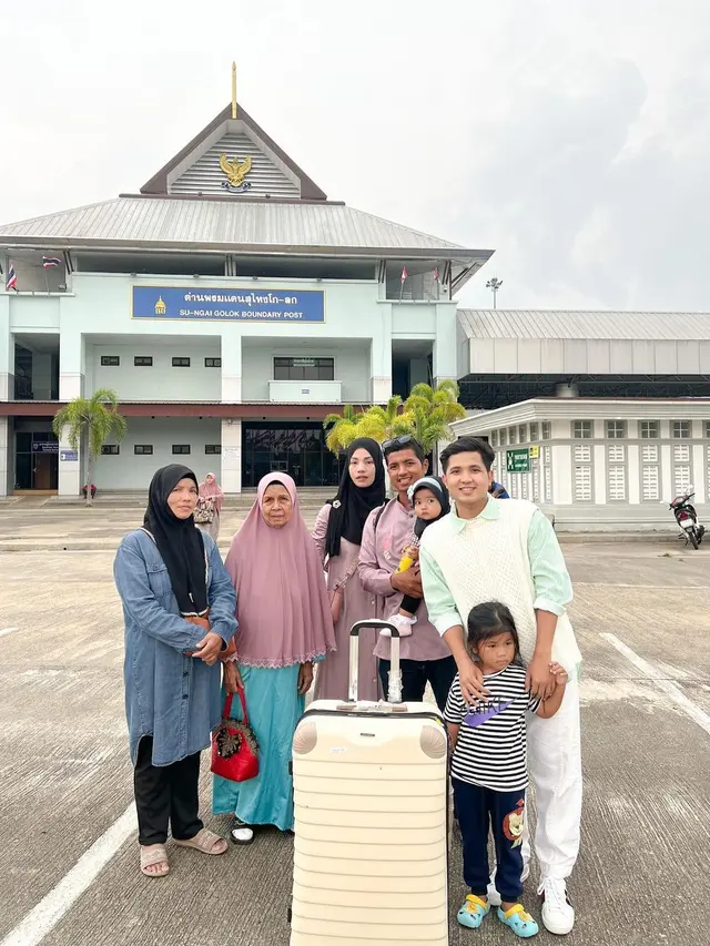 Rayakan Lebaran Bareng Keluarga, Ini 7 Potret Jirayut Pulang Kampung ke Thailand - Hot Liputan6.com