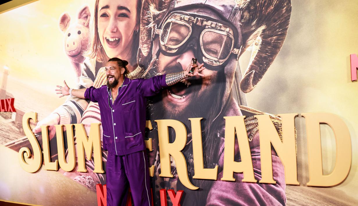 Gaya Lucu Jason Momoa di Pemutaran Film Slumberland, Bawa Boneka Babi