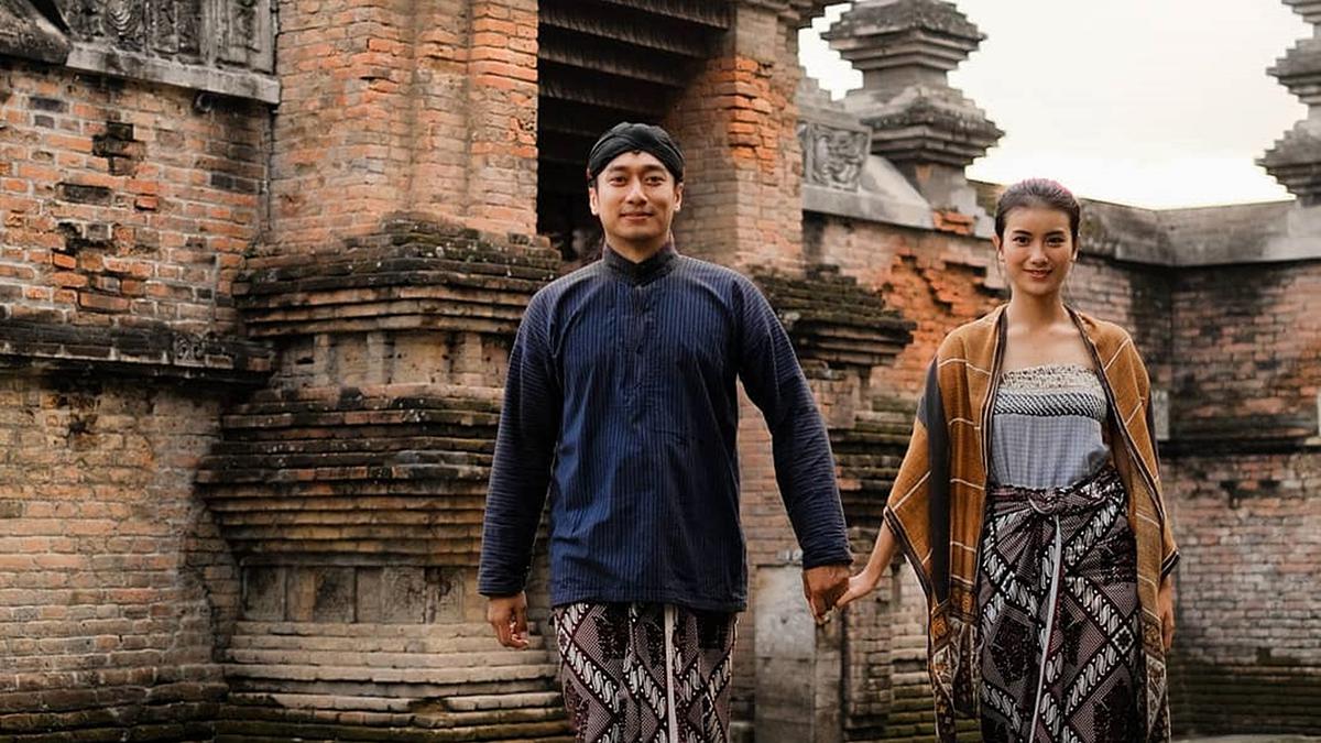 FOTO: Gaya Ina Marika dan Rezca Syam dalam Busana Adat Jawa yang ...