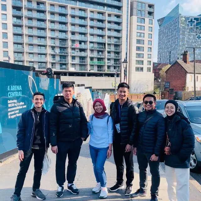 Kini di Inggris, Ini 6 Potret Raeni Anak Tukang Becak Viral Bareng ...