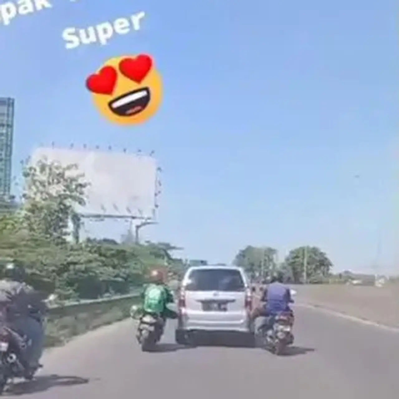 6 Potret Aksi Pemotor Dorong Mobil Mogok Pakai Kaki Ini Bikin Tepuk ...