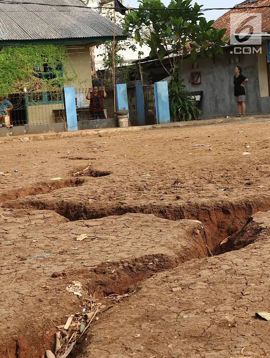 FOTO: Warga Depok Digegerkan Fenomena Tanah Terbelah - Foto Liputan6.com