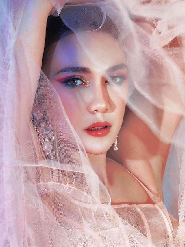 6 Pemotretan Terbaru Luna Maya yang Serba Pink Ini Dipuji Bak Princess ...