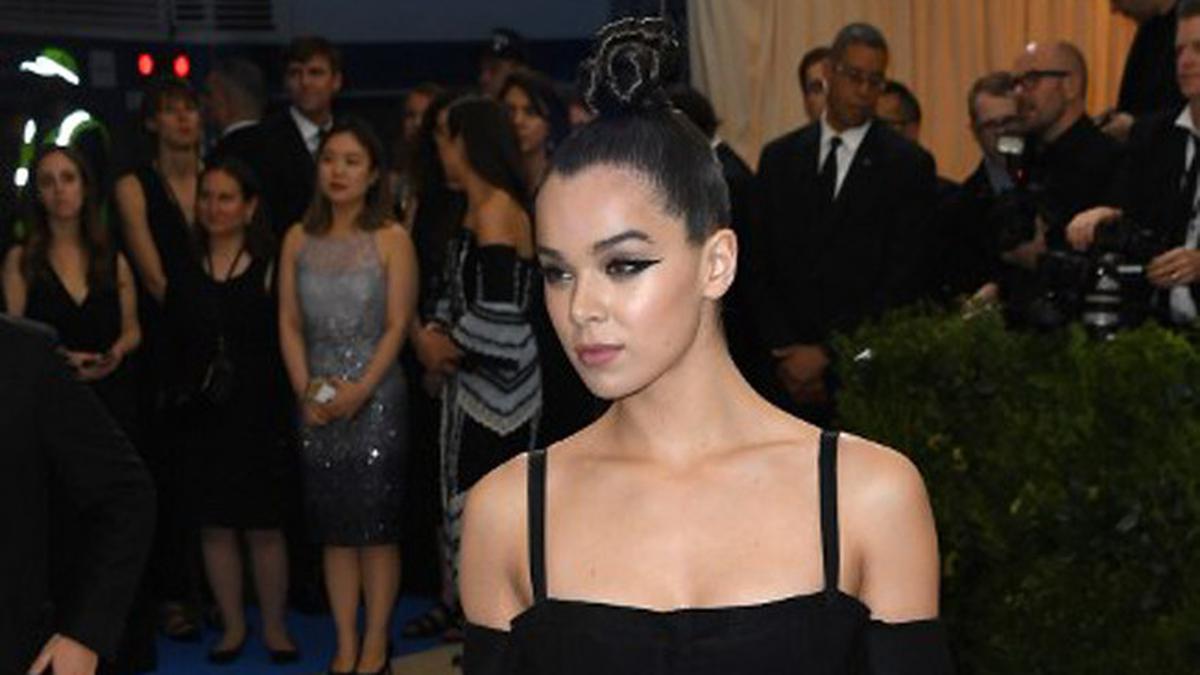 Hailee Steinfeld Jadi Hawkeye Baru, Vera Farmiga Semangat Perankan ...