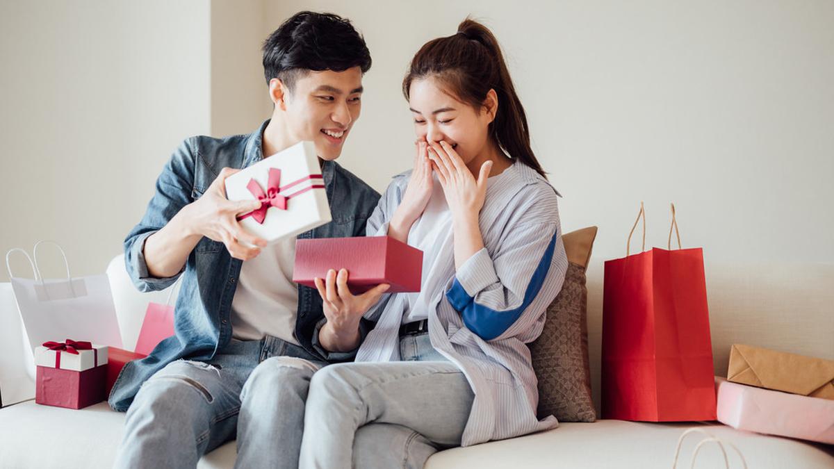 15 Kata Ucapan Happy Engagement dan Ide Hadiah untuk Pasangan