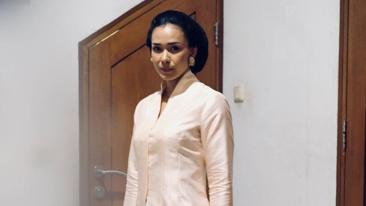 6 Potret Sederhana Adinia Wirasti Jadi Putri Jawa Berkebaya di Momen Langkahan Jelang Nikah ...