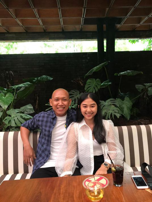 Komika Oki Rengga Berpose Bersama Istri, Penuh Cinta dan Selalu Mesra ...