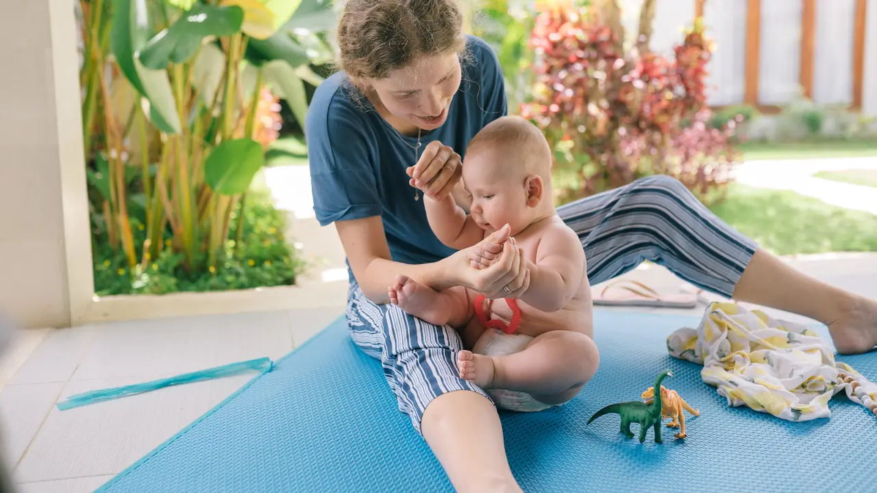 12 Mainan Bayi 0-6 Bulan yang Aman, Bantu Optimalkan Tumbuh Kembangnya ...