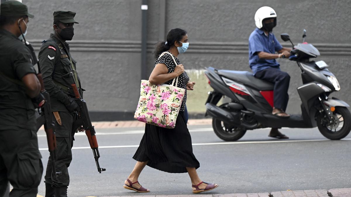 FOTO: Sri Lanka Kerahkan Militer untuk Redam Protes