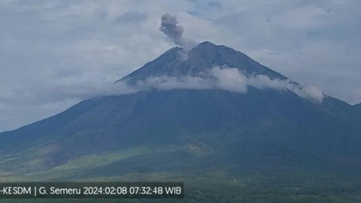 Gunung Semeru Dua Kali Erupsi, Tinggi Letusan Capai hingga 800 Meter - Surabaya Liputan6.com