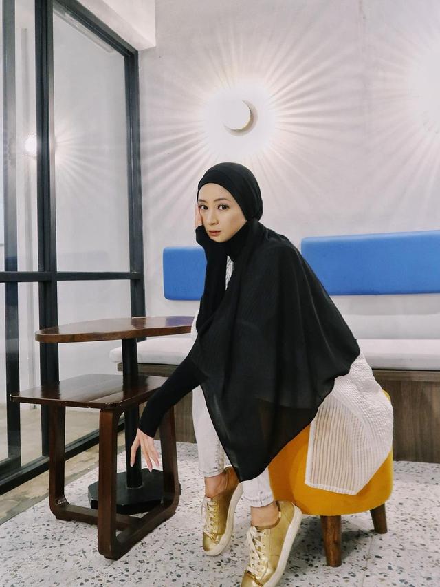 Jarang Tersorot, Ini 6 Potret Terbaru Febiola Novita yang Kini Berhijab ...