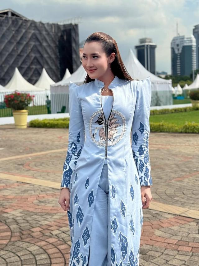 6 Detail Outfit Yeni Inka di HUT Bhayangkara ke-79, Pakai Busana Etnik ...