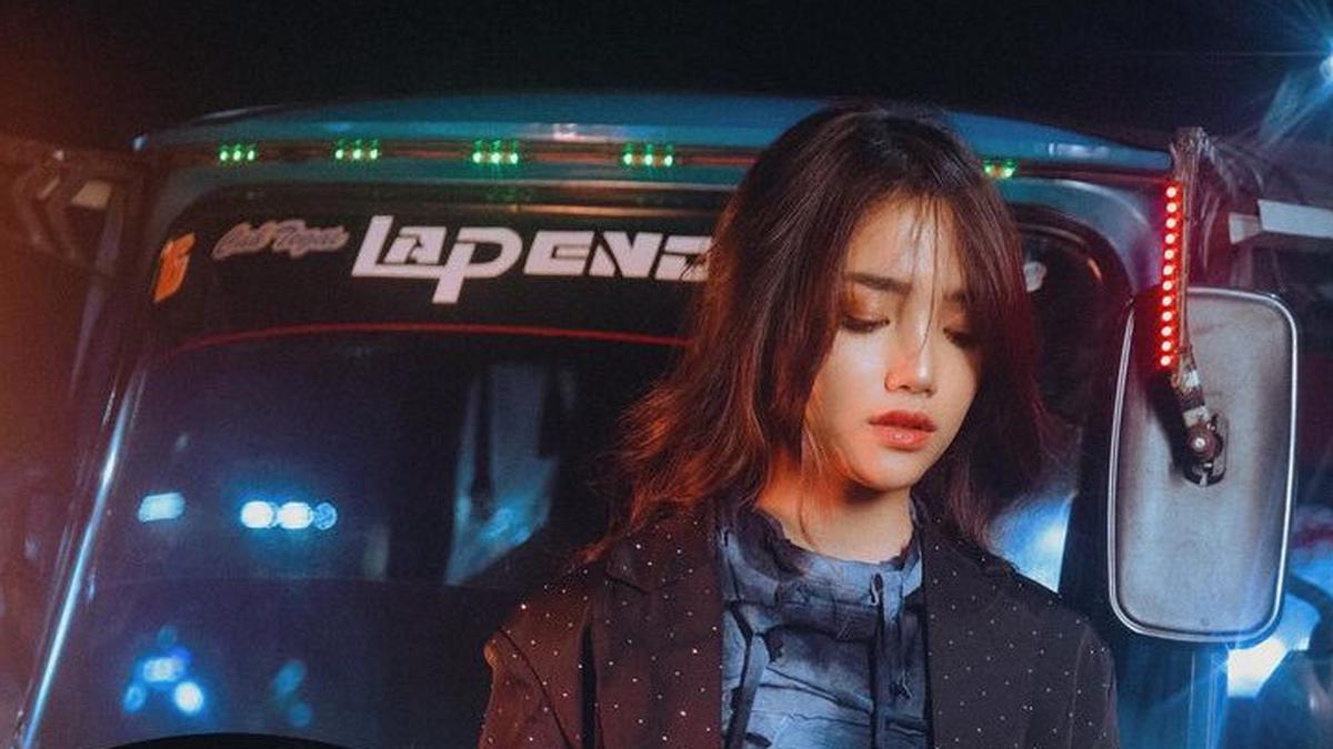 6 Gaya Street Style Fuji An saat Foto di Depan Bajaj hingga Zebra Cross ...