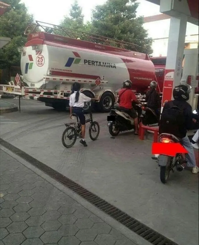 10 Potret Momen Random yang Terjadi di SPBU, Isi Bensin Kok Banyak ...