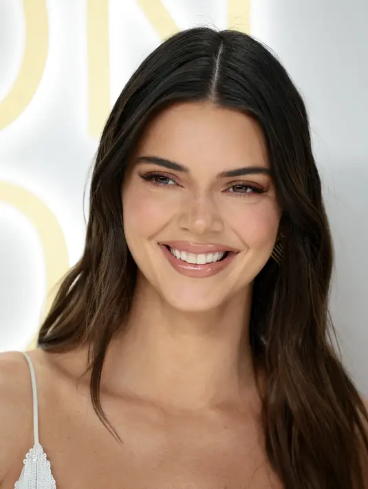 Kendall Jenner Tampil Cantik Pakai Gaun Putih Minimalis di CFDA Fashion ...
