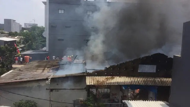 Kebakaran Hanguskan Permukiman di Jembatan Lima - News Liputan6.com