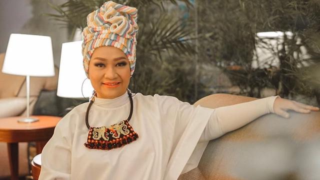 Turun 25 Kg, Ini 6 Potret Terbaru Tike Priatnakusumah yang Makin Kece ...
