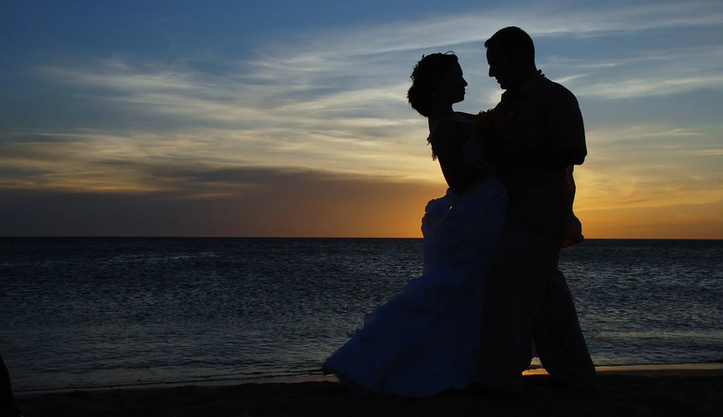 Inspirasi Foto Prewedding Tema Siluet yang Romantis & Manis Abis ...