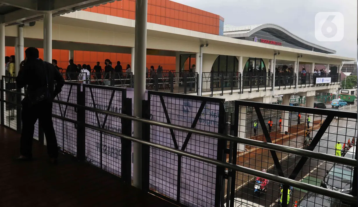 Jalur Integrasi Halte Transjakarta dan Stasiun Jatinegara Resmi Beroperasi - Foto Liputan6.com
