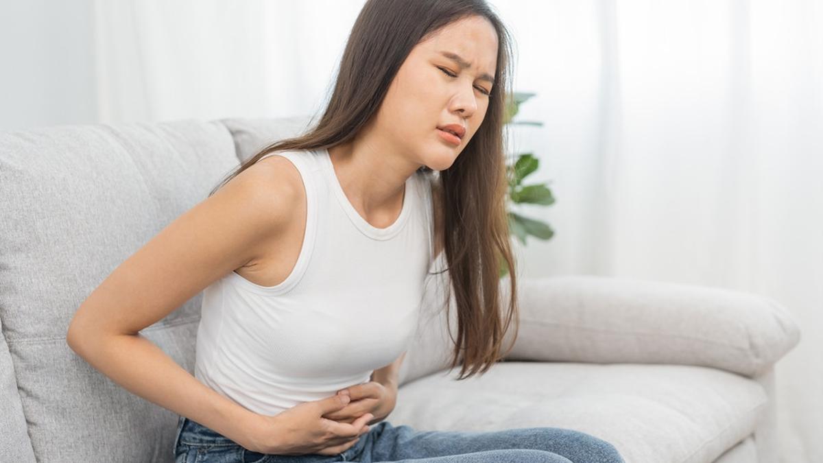 3 Cara Mengatasi Sakit Perut Akibat Terlalu Banyak Makan Pedas - Health ...