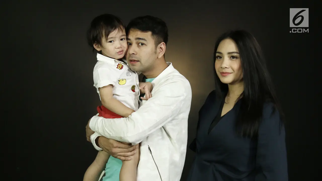 Raffi Ahmad Naik Helikopter ke Gala Premiere Film Rafathar - ShowBiz ...