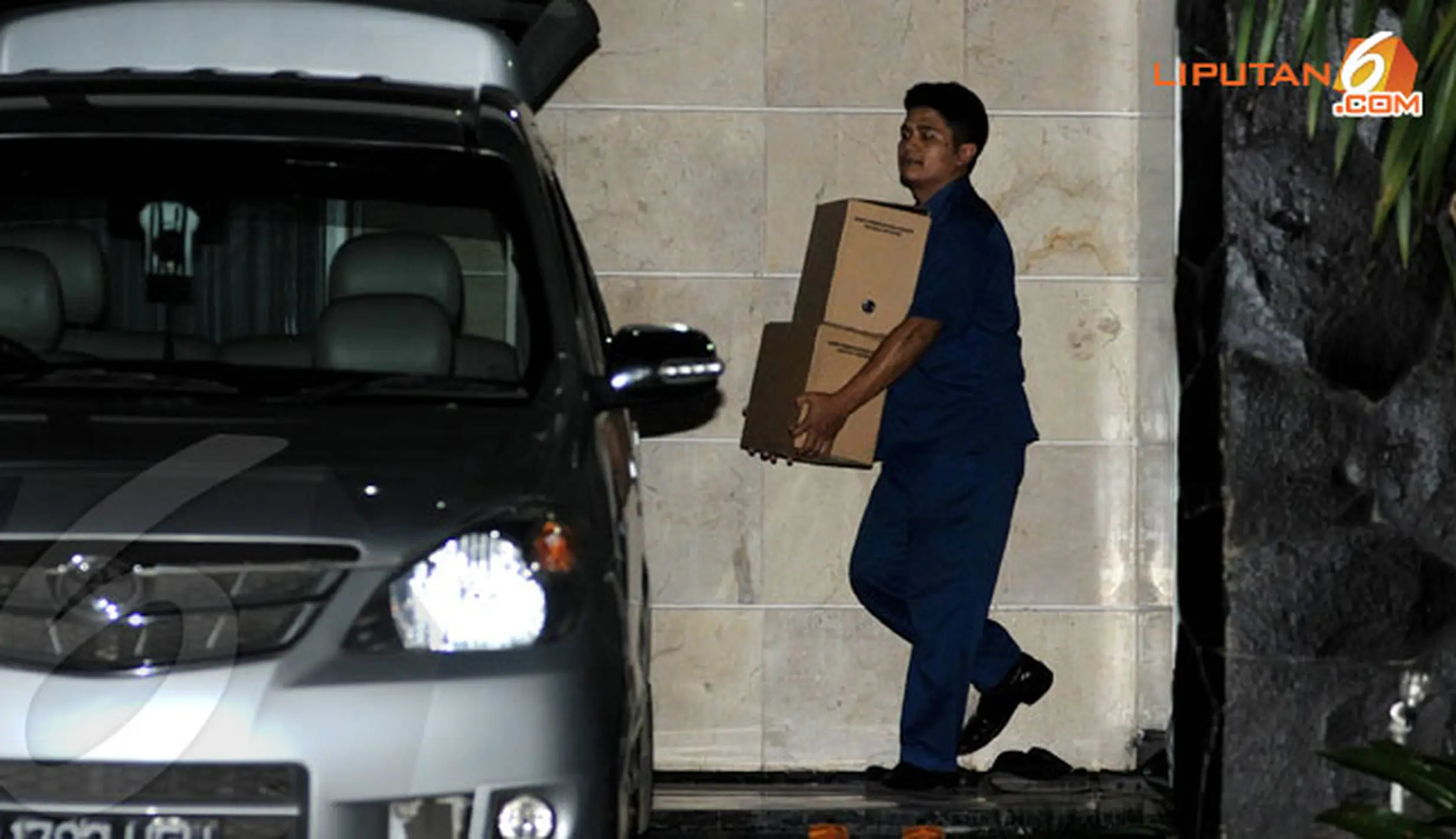 Penyidik KPK Segel Mobil Mewah dan Bawa Ini dari Rumah Akil - Foto Liputan6.com