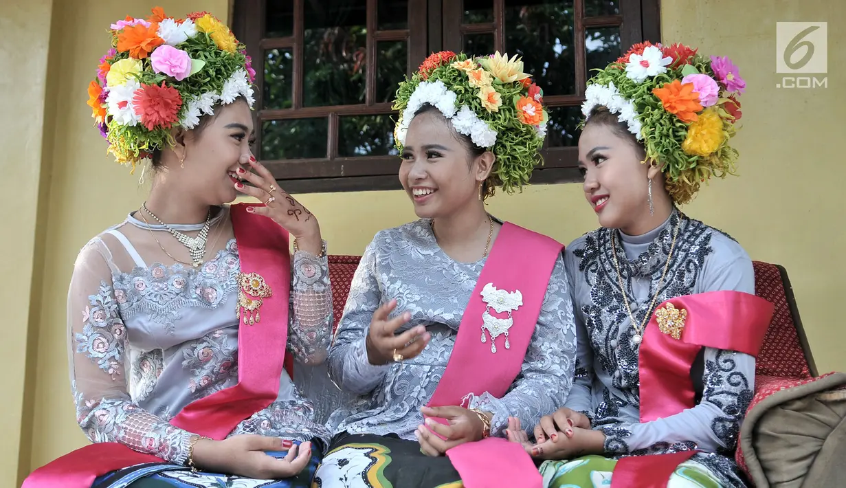 FOTO: Ngarot, Tradisi Gadis Indramayu Sambut Musim Tanam Padi - Foto ...