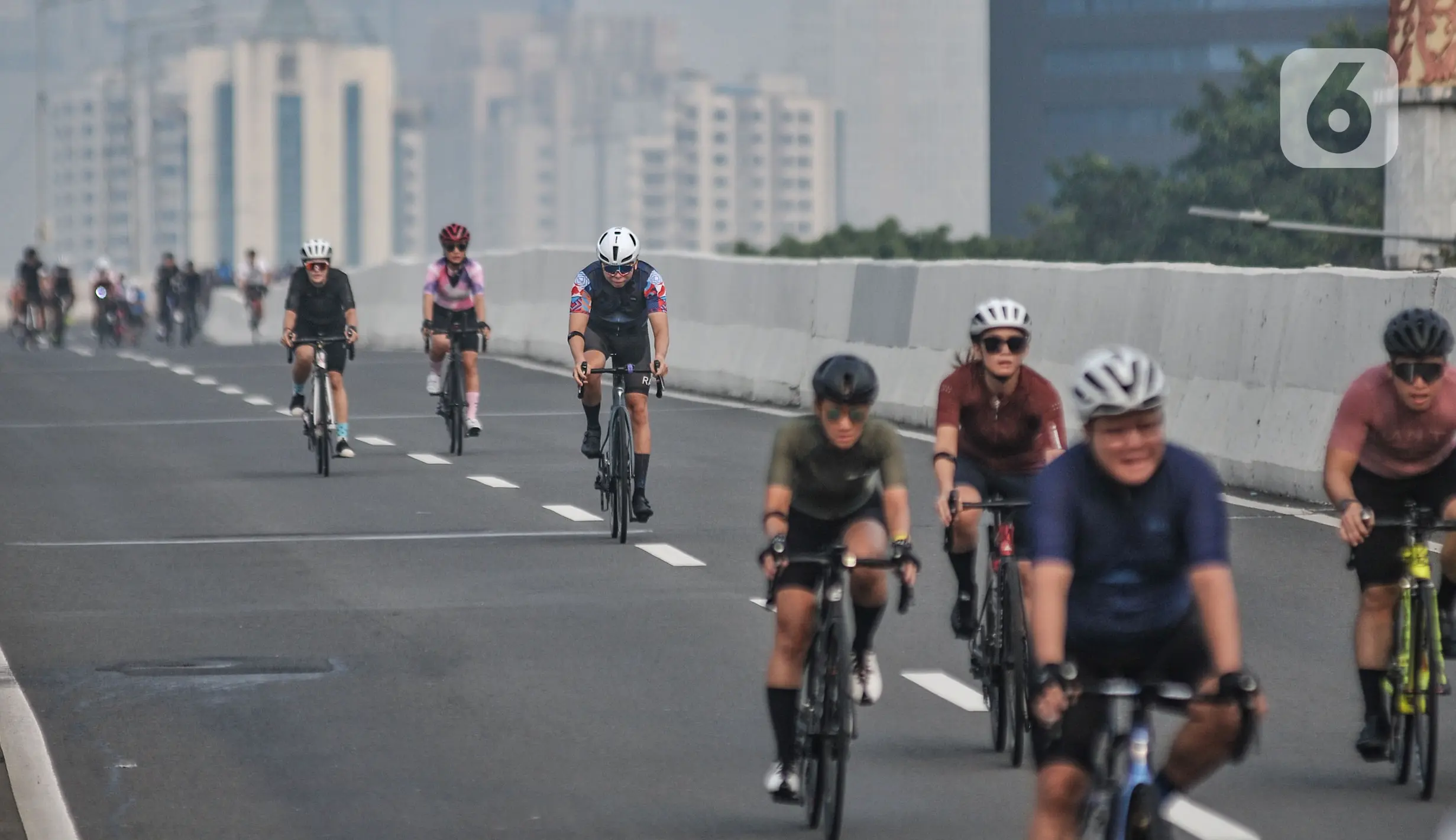 FOTO: Antusias Uji Coba Lintasan Sepeda Balap di JLNT Kampung Melayu ...