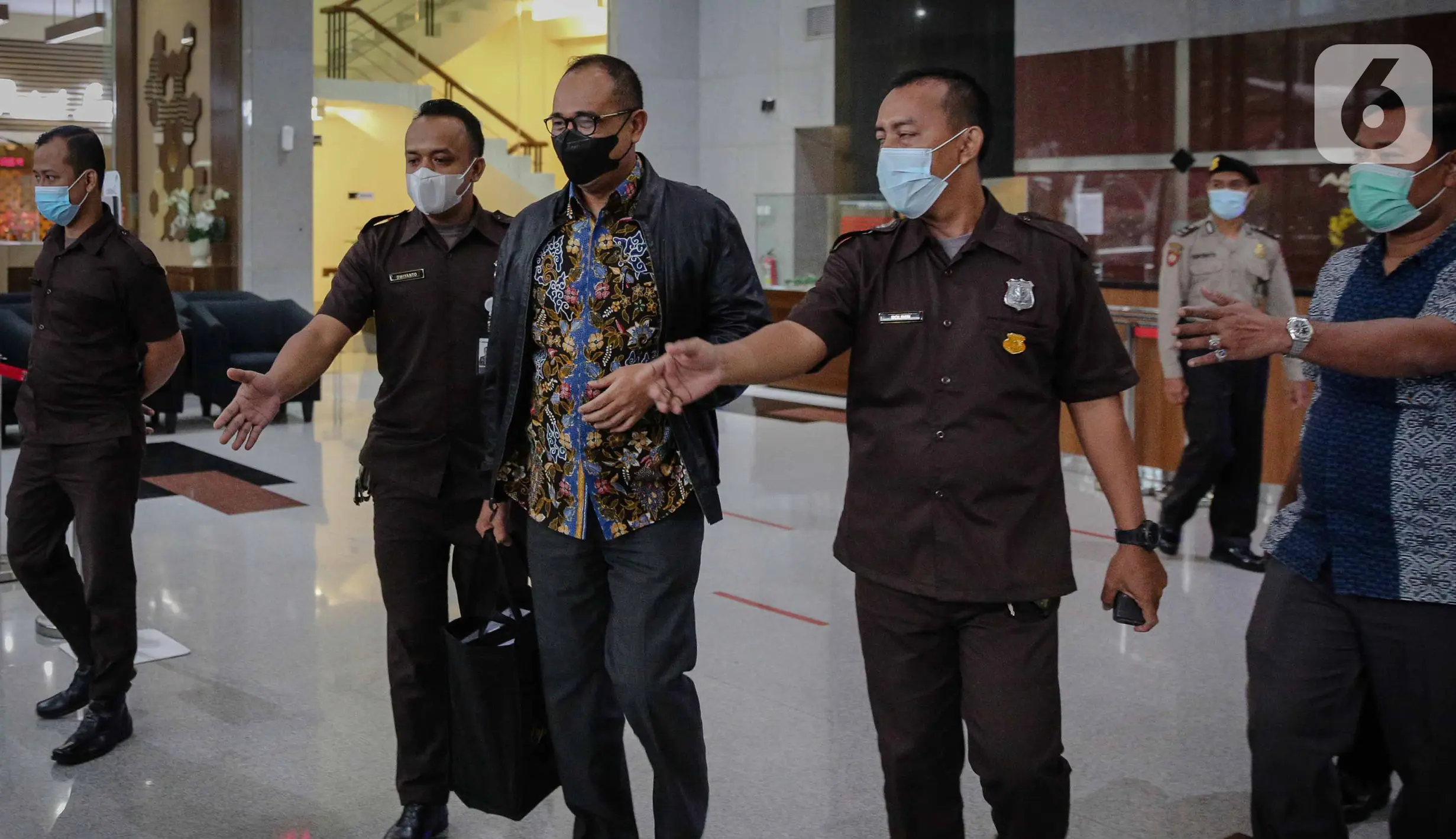 Ekspresi Lelah Ayah Mario Dandy, Rafael Alun Trisambodo Usai Diperiksa ...