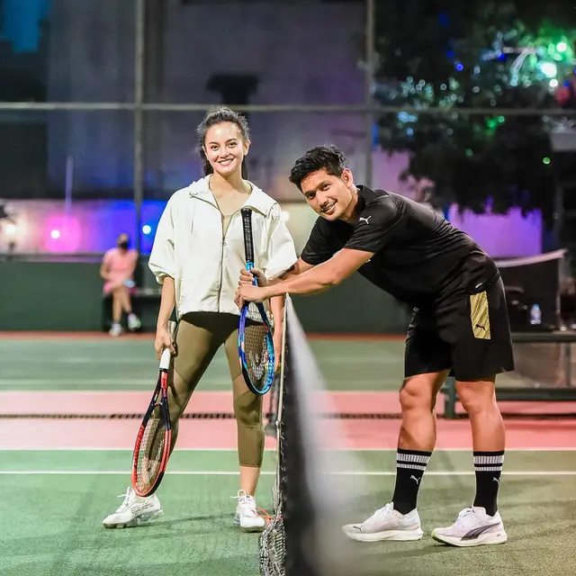 7 Potret Ibnu Jamil dan Ririn Ekawati Jajal Tennis Indoor GKB, Sudah ...