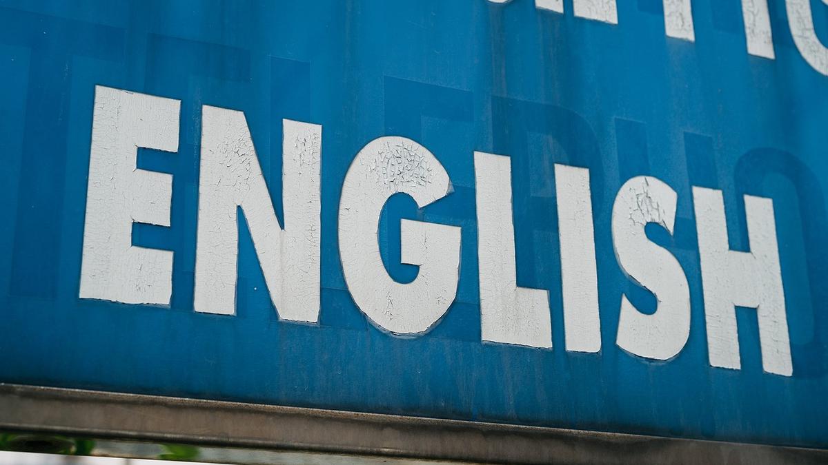 30 Contoh Kalimat Bahasa Inggris Preposition dan Artinya