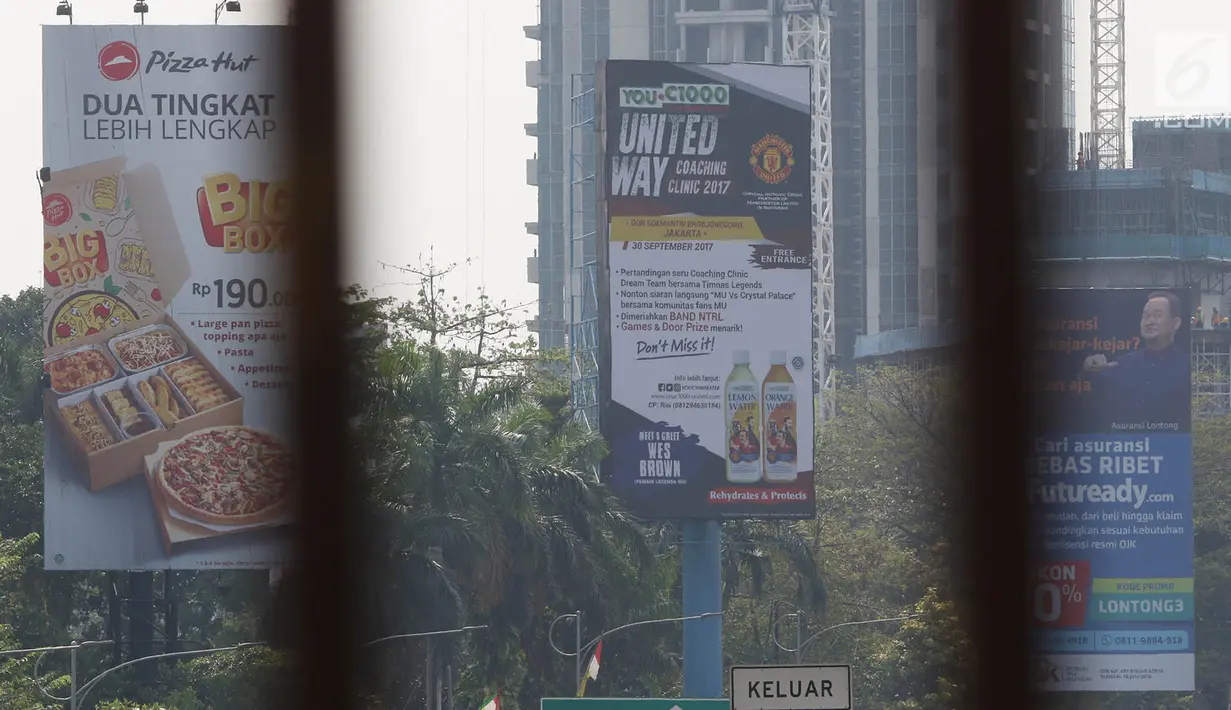 PHOTO: Reklame Kedaluwarsa di Jakarta Bakal Dibongkar - Foto Liputan6.com